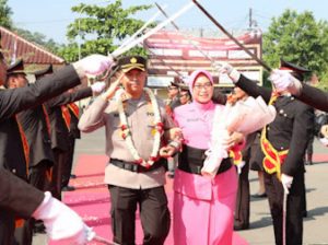 Kapolres Jepara Resmi Berganti, Sertijab Diwarnai Dengan Tradisi Pedang Pora